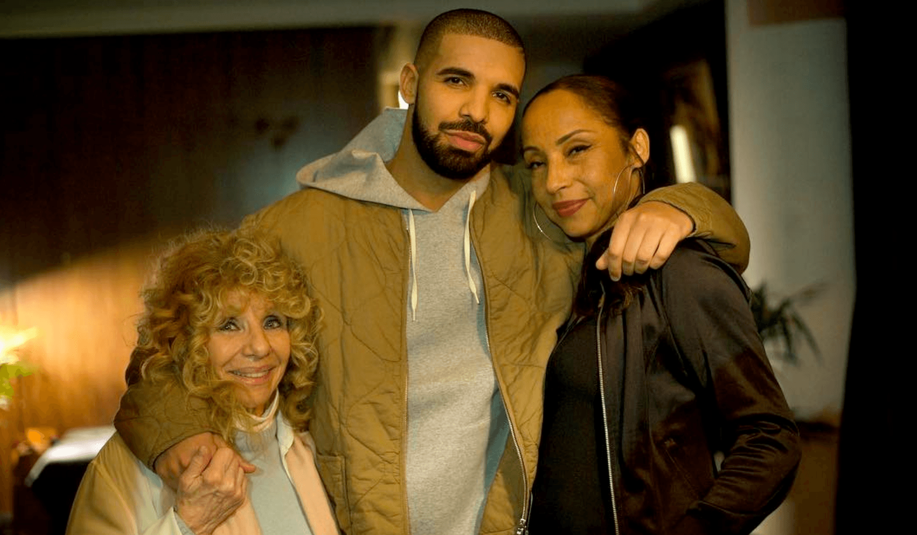 Drake got a photo with his mum and Sade last night