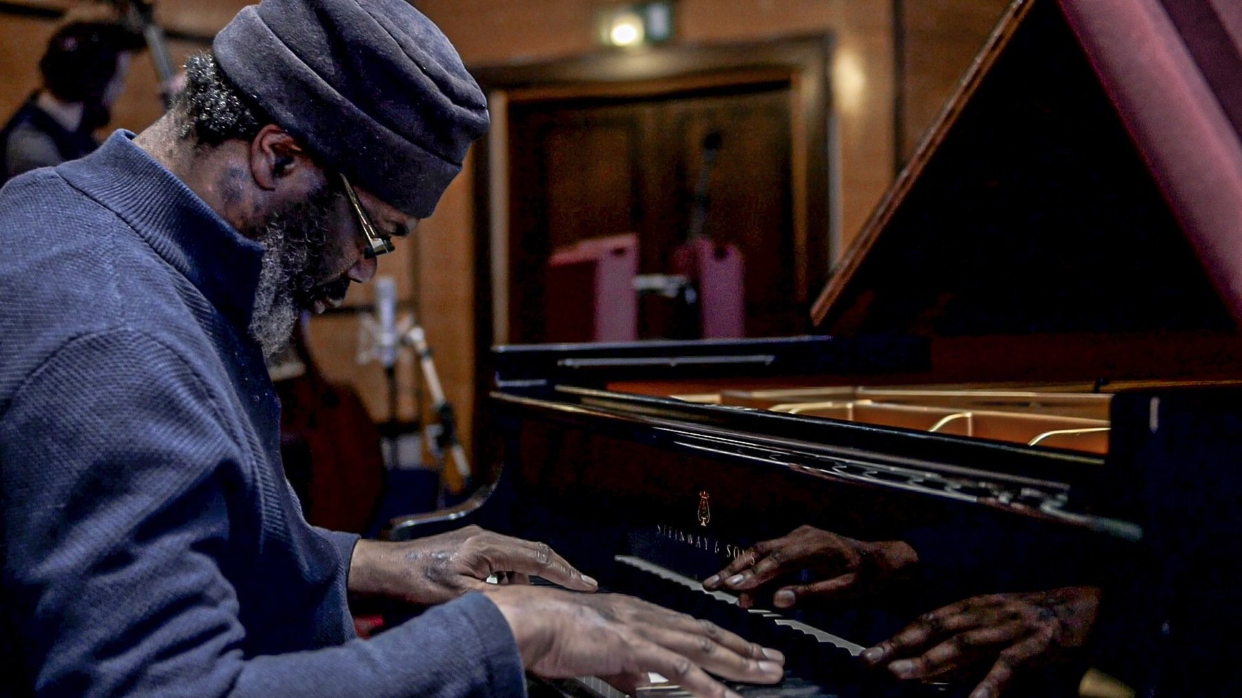 Pianist Pat Thomas shares new essay for REMAIIN